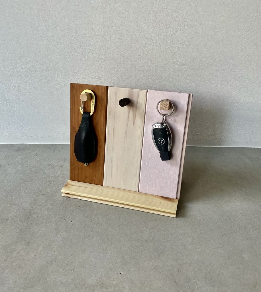 【FEEL WOOD Vol.12】ペイントで魅せる カラフルなキースタンドDIY | 無垢フローリング通販サイト | e-KENZAI